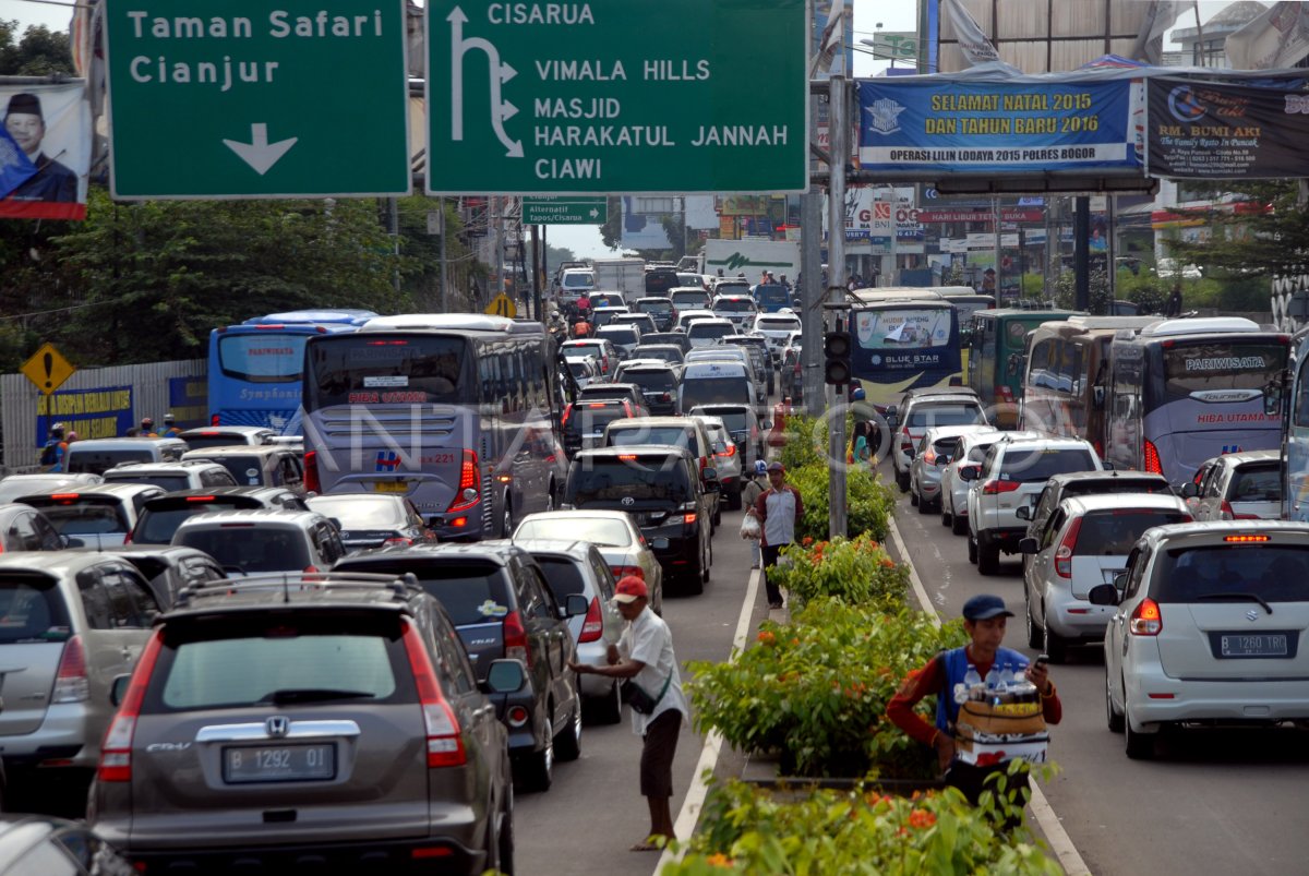 KEMACETAN JALUR PUNCAK | ANTARA Foto