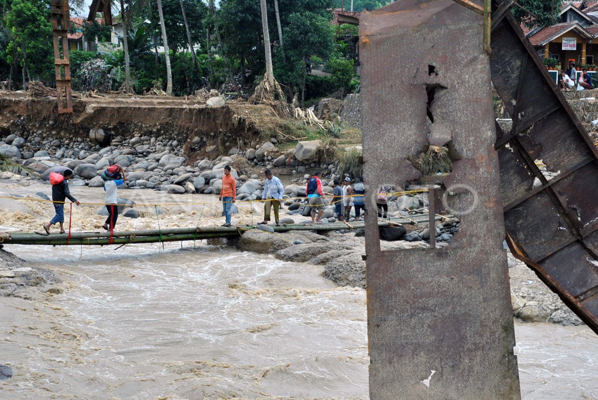 JEMBATAN AMBRUK AKIBAT BANJIR BANDANG | ANTARA Foto