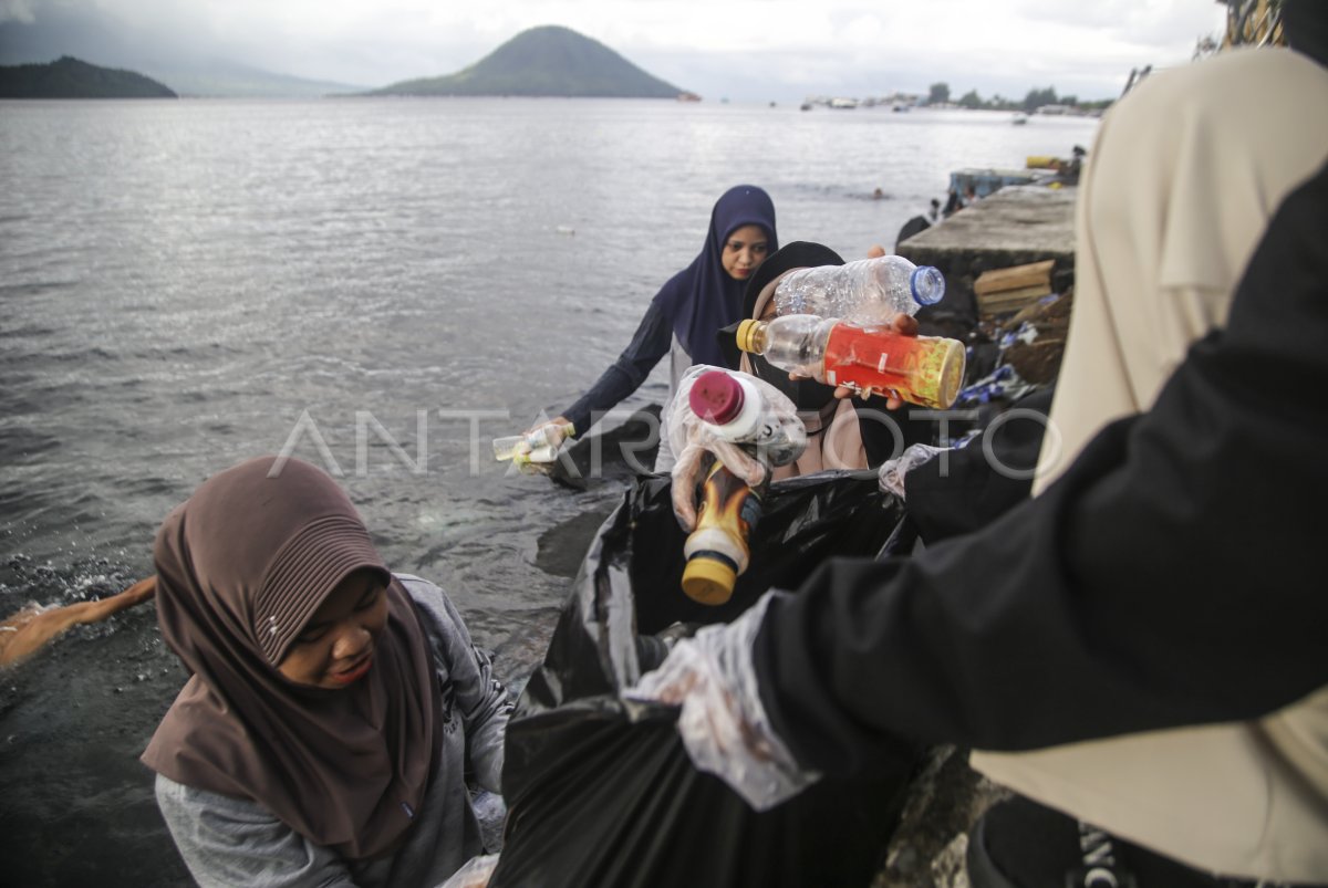 Aksi membersihkan sampah plastik di Pantai wisata Ternate | ANTARA Foto
