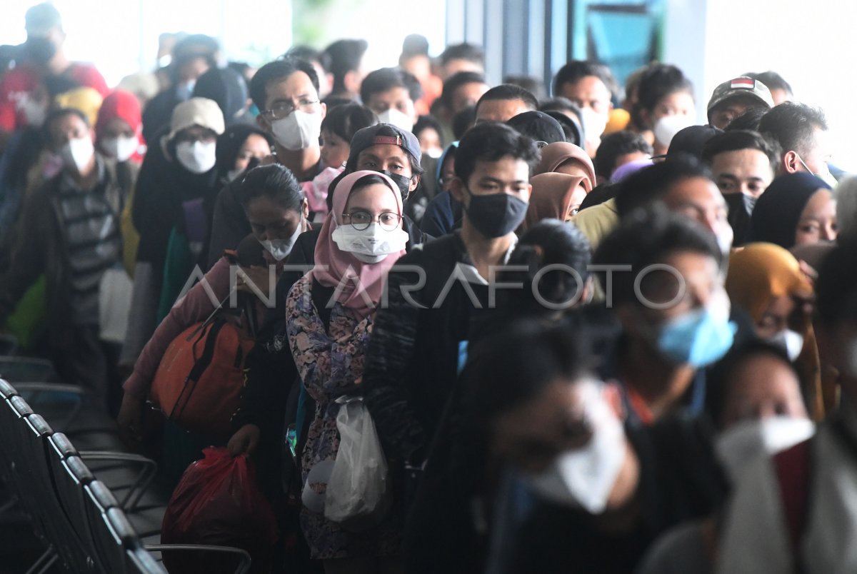 PUNCAK ARUS MUDIK PELABUHAN MERAK | ANTARA Foto