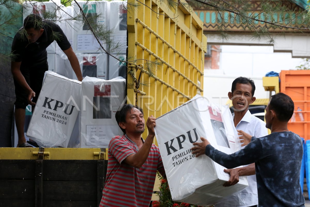Distribusi logistik Pilkada Kota Banda Aceh | ANTARA Foto Distribusi logistik Pilkada Kota Banda Aceh | ANTARA Foto