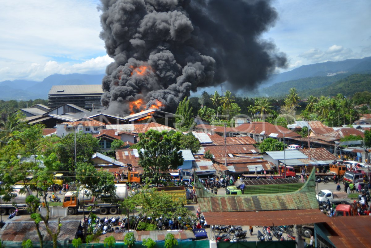Kebakaran pabrik karet di Padang | ANTARA Foto