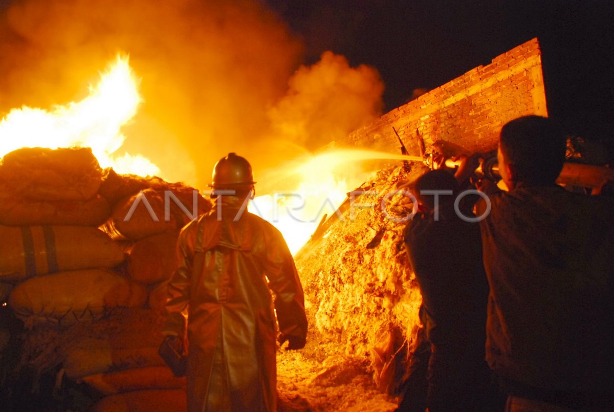 KEBAKARAN PABRIK PLASTIK | ANTARA Foto