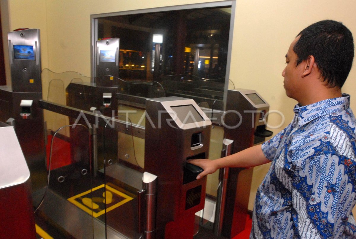 PENGGUNAAN AUTOGATE IMIGRASI | ANTARA Foto