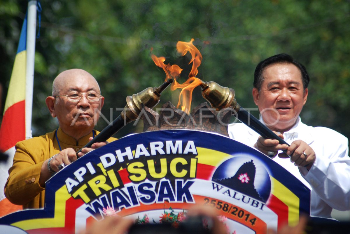 API DHARMA WAISAK | ANTARA Foto