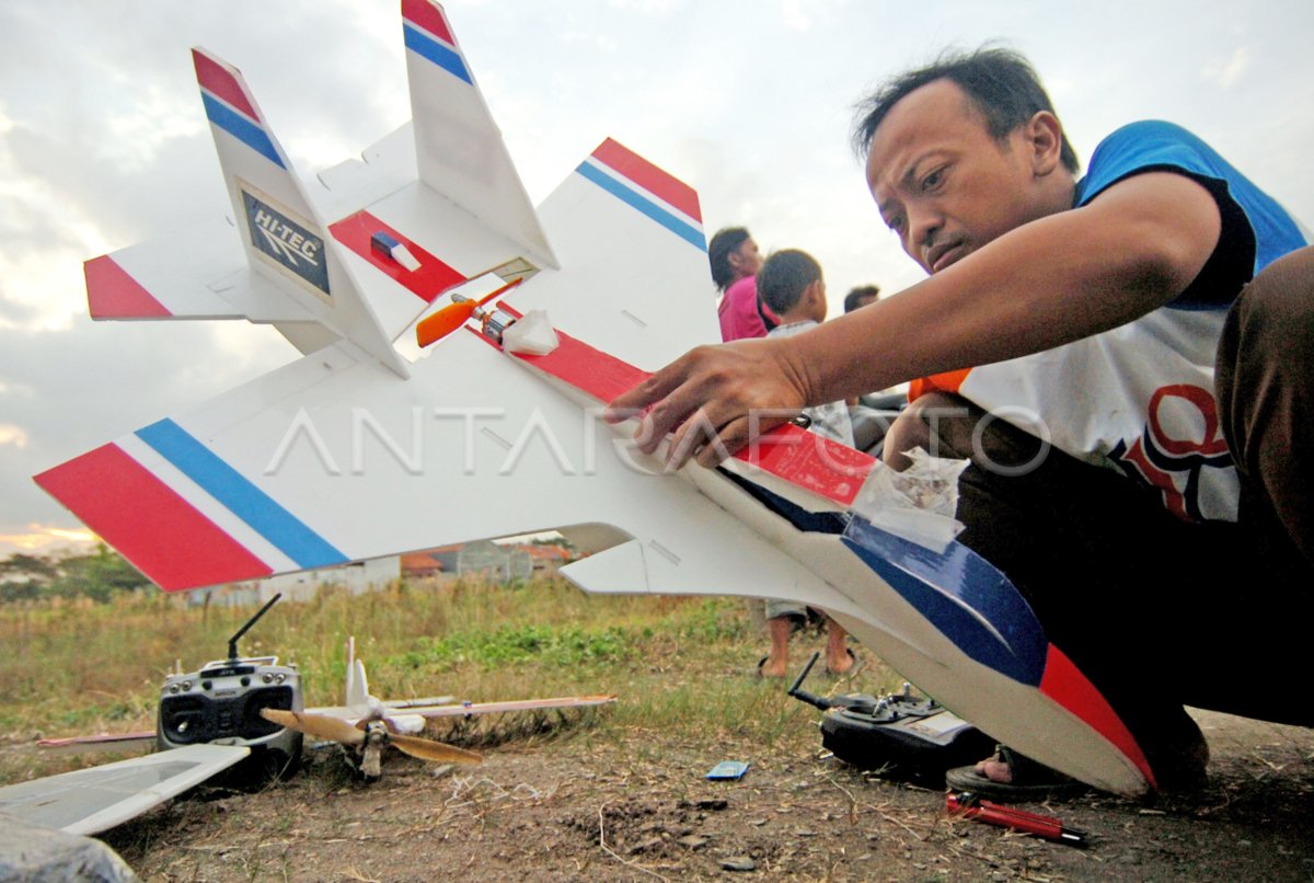 NGABUBURIT PLAYED AEROMODELLING AIRCRAFT | ANTARA Foto
