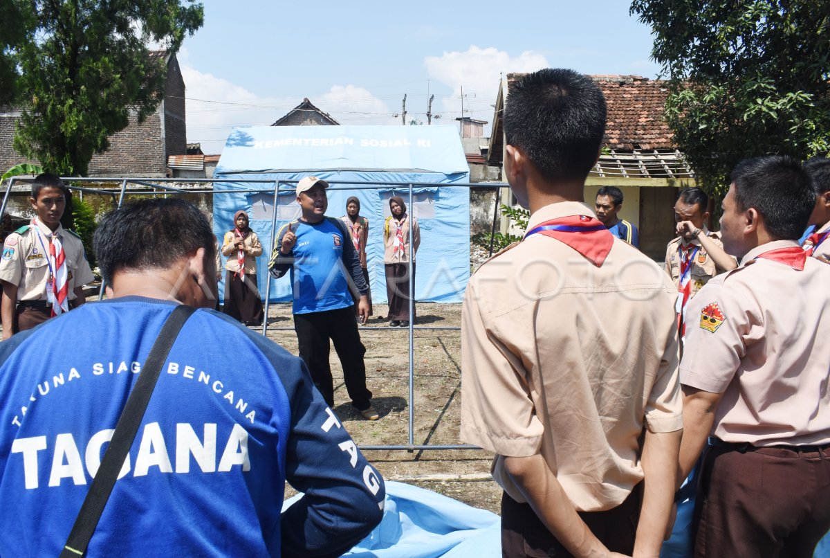 PELATIHAN KESIAPSIAGAAN BENCANA | ANTARA Foto