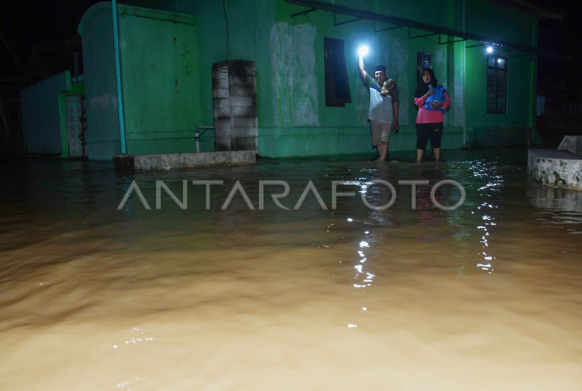 Banjir akibat luapan sungai di Ngawi | ANTARA Foto