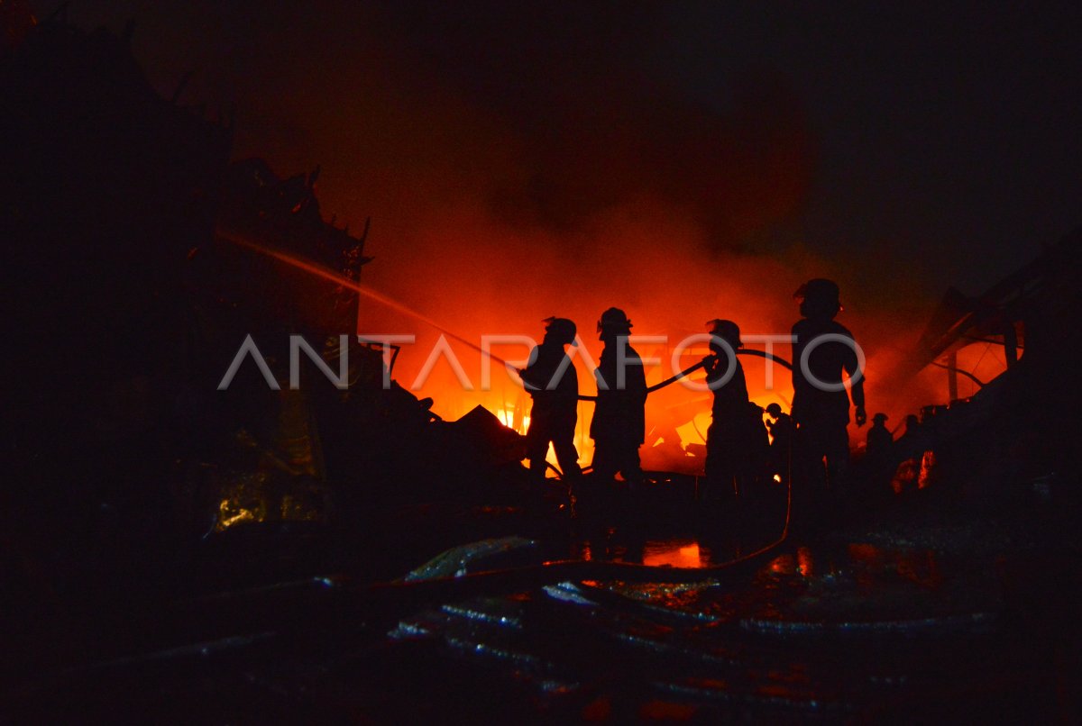 Upaya pemadaman kebakaran pabrik karet di Padang | ANTARA Foto