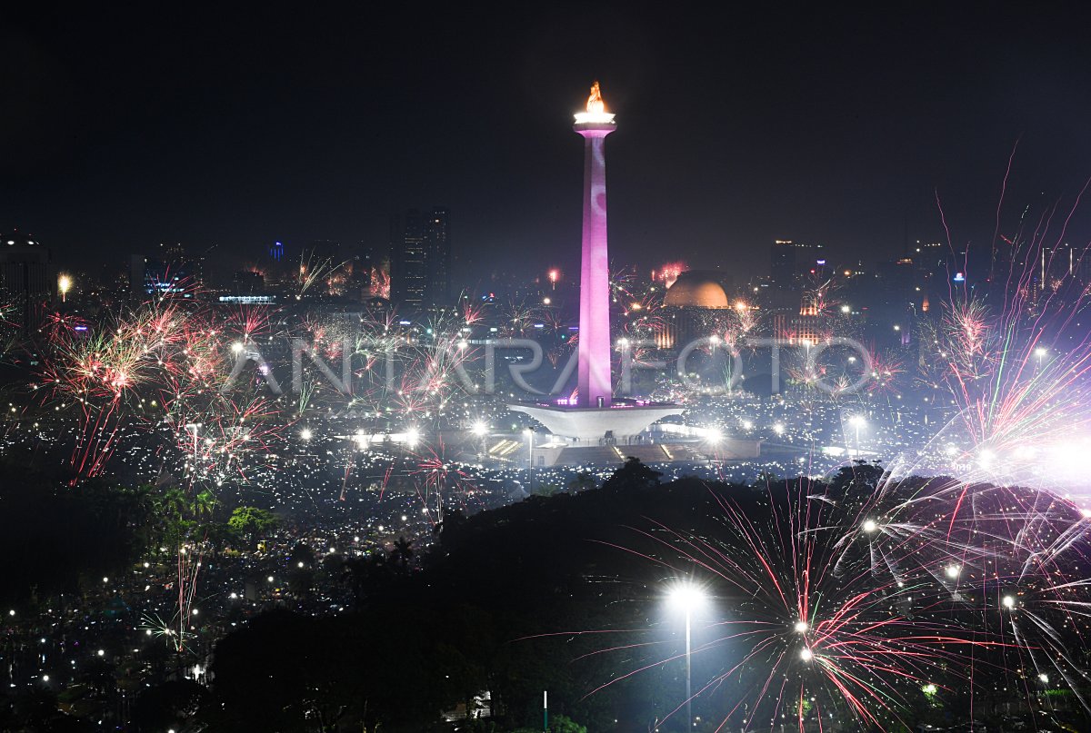 PERGANTIAN TAHUN BARU DI MONAS | ANTARA Foto