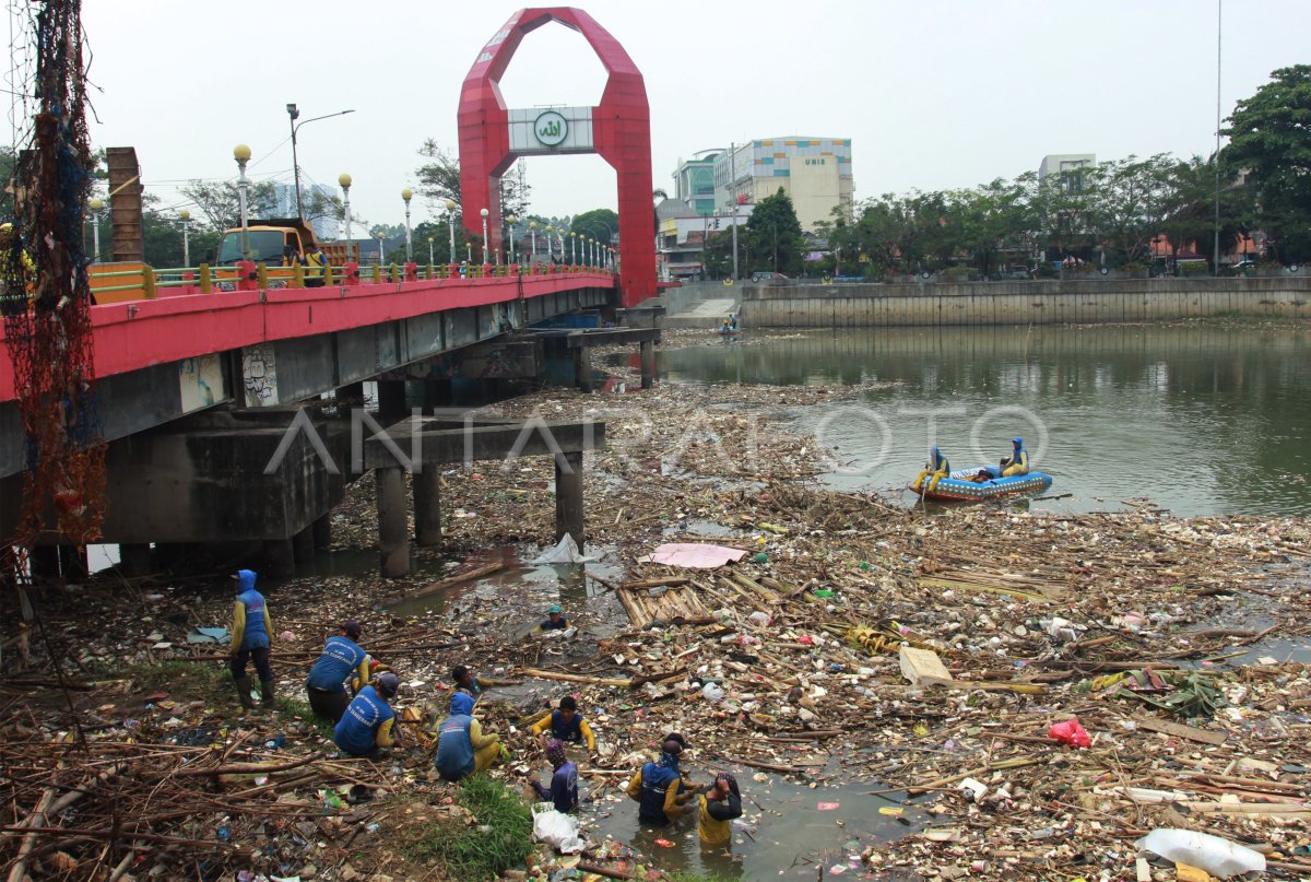 SUNGAI CISADANE PENUH SAMPAH | ANTARA Foto