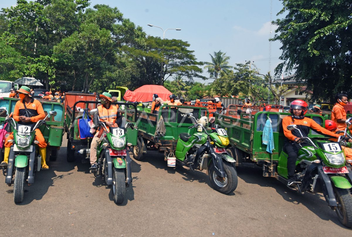 APEL PASUKAN KEBERSIHAN UNTUK ATASI LONJAKAN SAMPAH | ANTARA Foto APEL PASUKAN KEBERSIHAN UNTUK ATASI LONJAKAN SAMPAH | ANTARA Foto