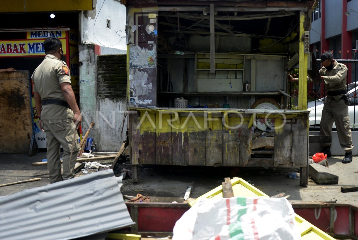PENERTIBAN PKL DI MAKASSAR | ANTARA Foto PENERTIBAN PKL DI MAKASSAR | ANTARA Foto