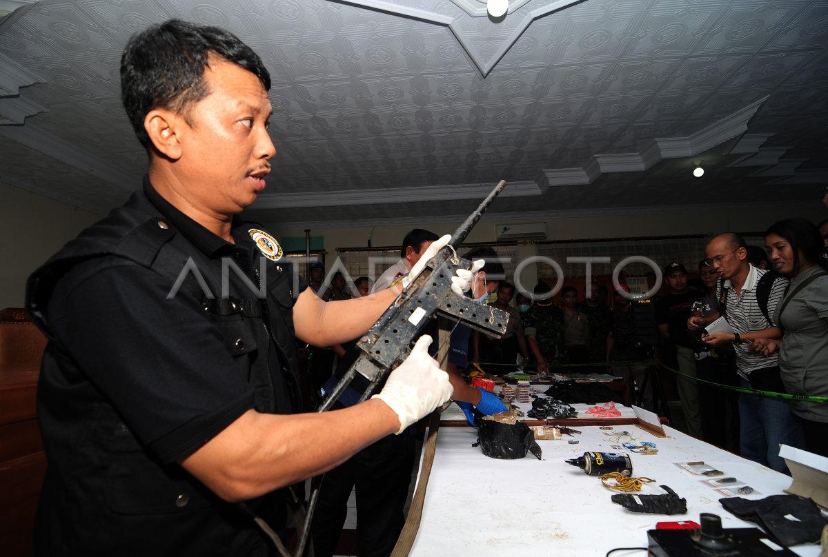 SENJATA API RAKITAN | ANTARA Foto