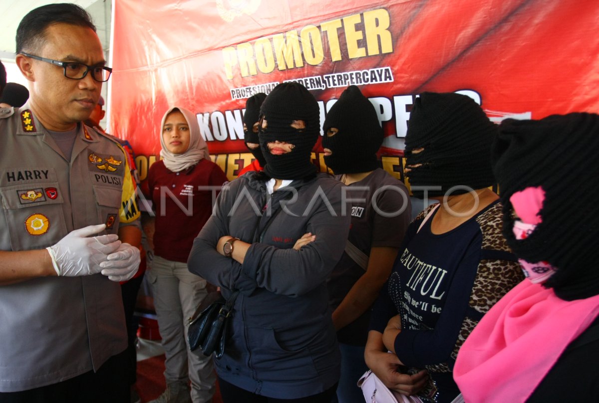 POLISI BONGKAR PROSTITUSI PREMIUM CALL | ANTARA Foto