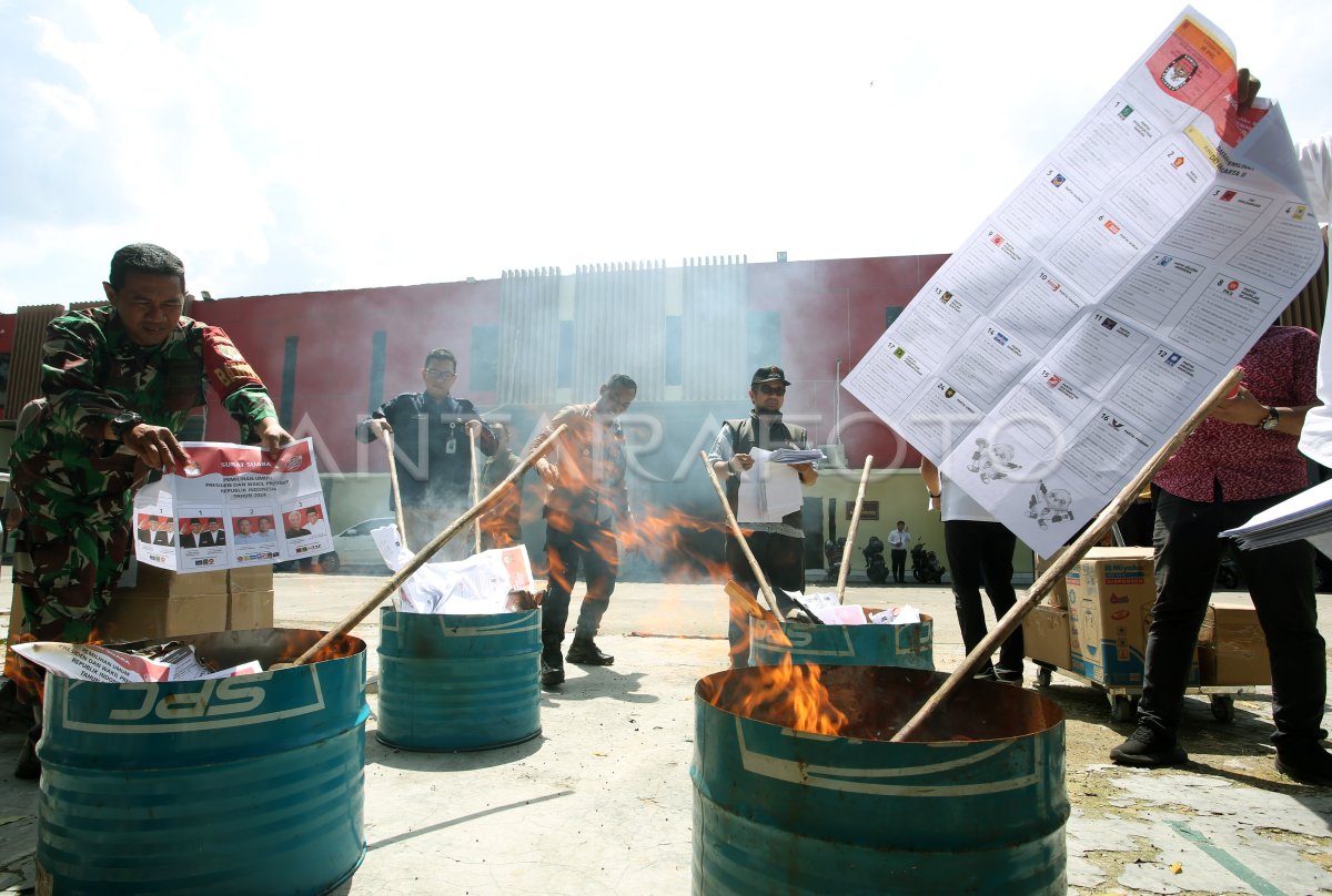 Pemusnahan surat suara lebih dan rusak | ANTARA Foto