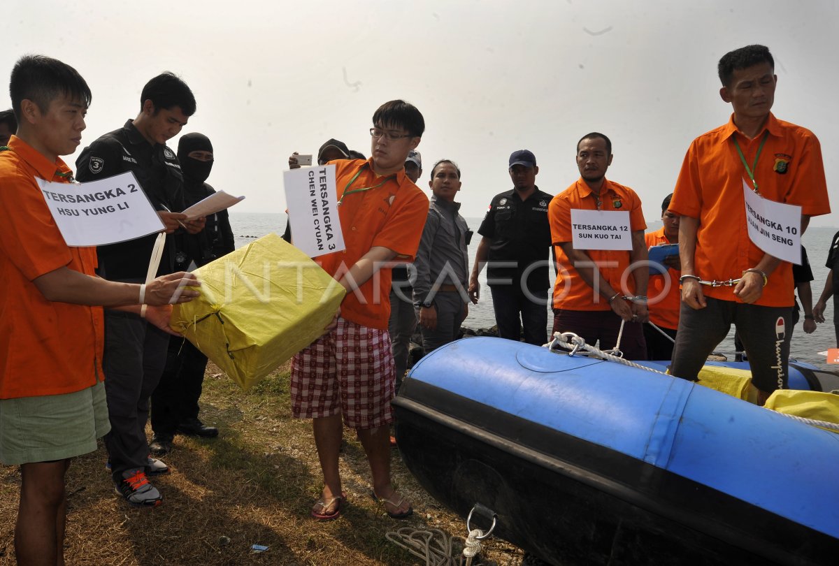 REKONSTRUKSI PENYELUNDUPAN 1 TON SABU | ANTARA Foto
