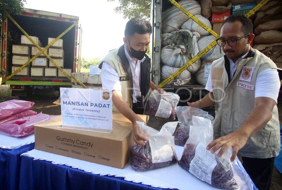 Pemusnahan barang impor ilegal | ANTARA Foto