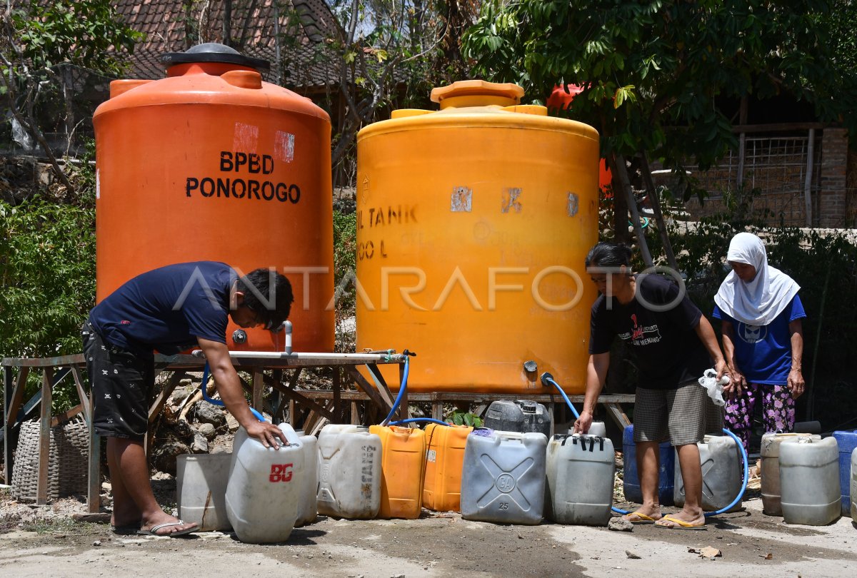 BPBD Ponorogo distribusikan air bersih untuk warga | ANTARA Foto
