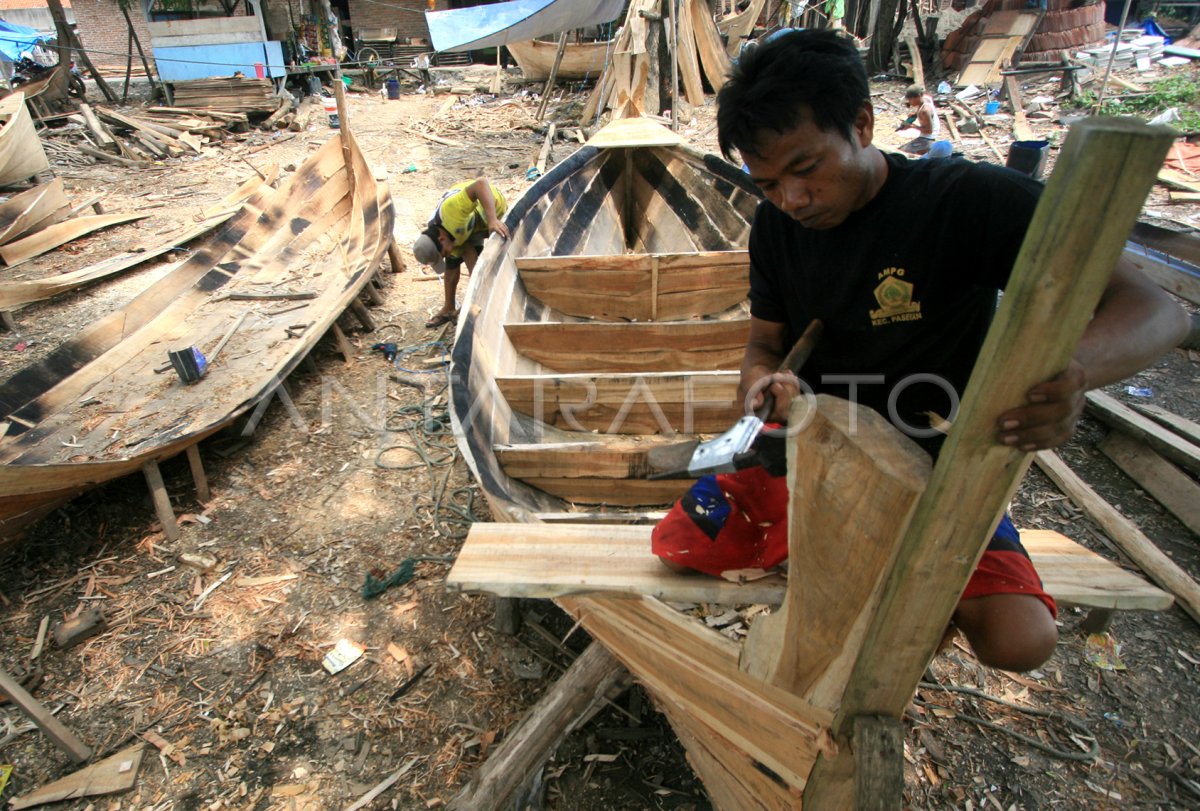 PEMBUAT PERAHU TRADISIONAL | ANTARA Foto