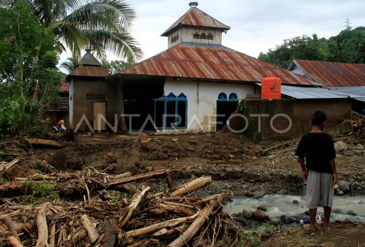 DAMPAK BANJIR BANDANG DI MAMUJU | ANTARA Foto