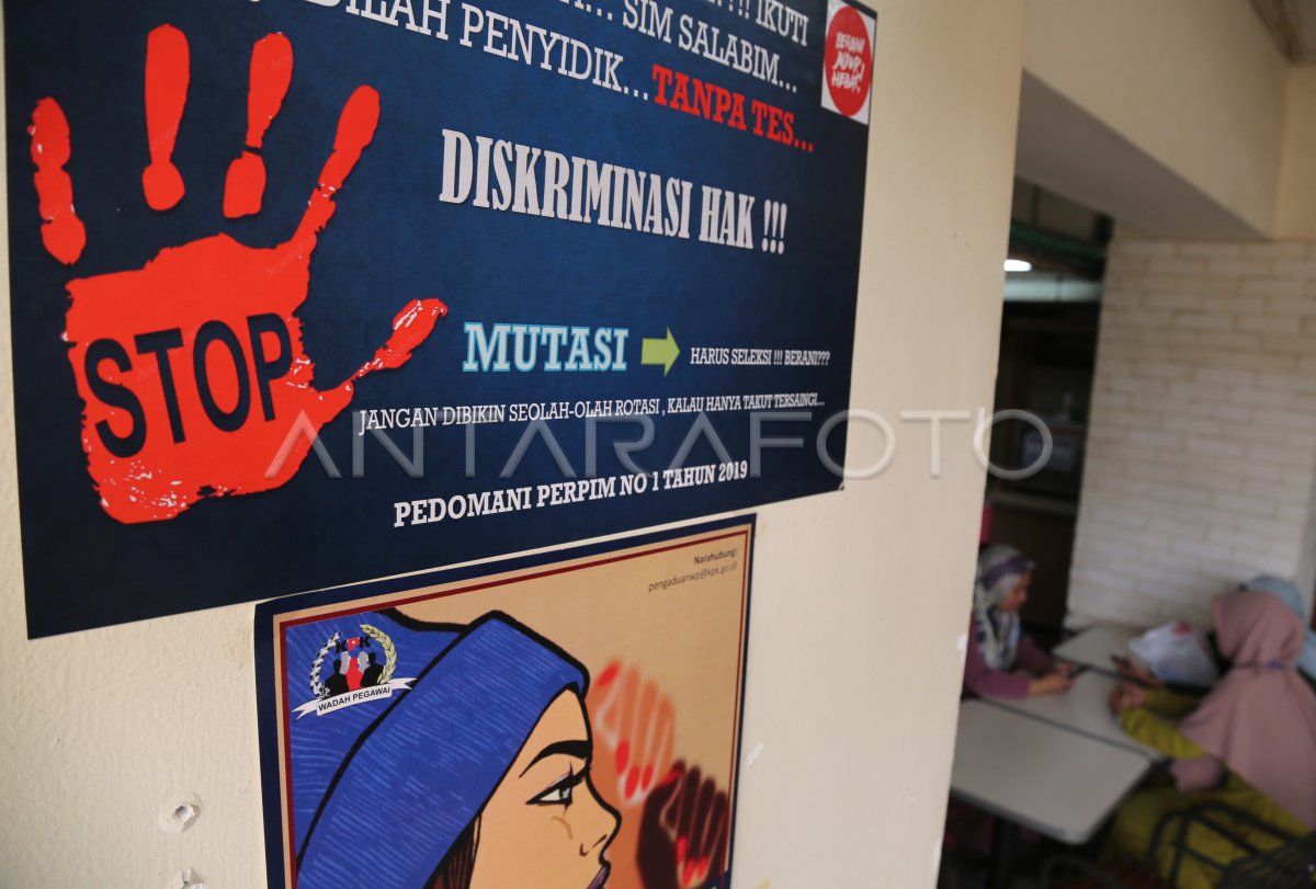 POSTER KONFLIK INTERNAL KPK | ANTARA Foto