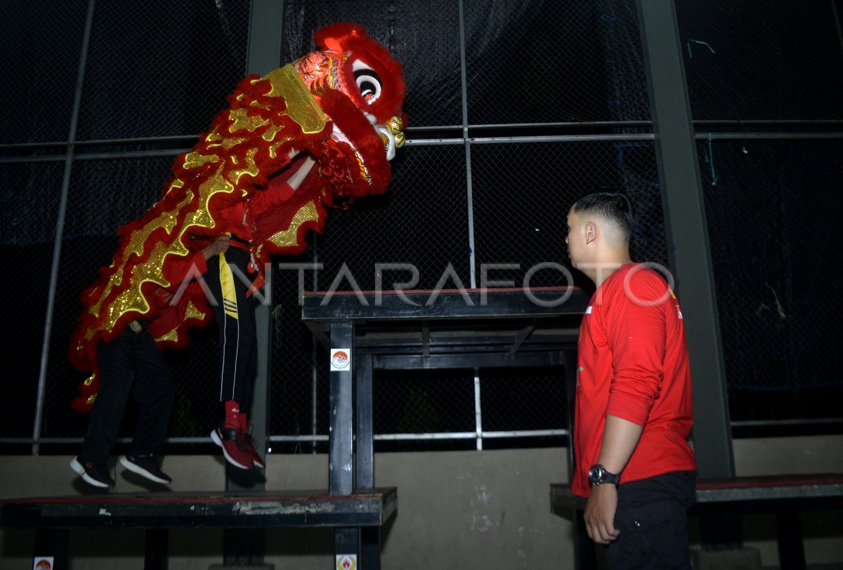 LATIHAN BARONGSAI JELANG IMLEK DI MAKASSAR | ANTARA Foto LATIHAN BARONGSAI JELANG IMLEK DI MAKASSAR | ANTARA Foto