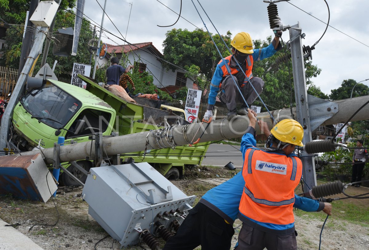 TRUK TABRAK TIANG LISTRIK | ANTARA Foto