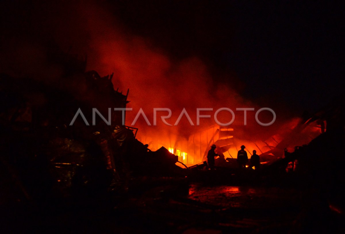 Upaya pemadaman kebakaran pabrik karet di Padang | ANTARA Foto
