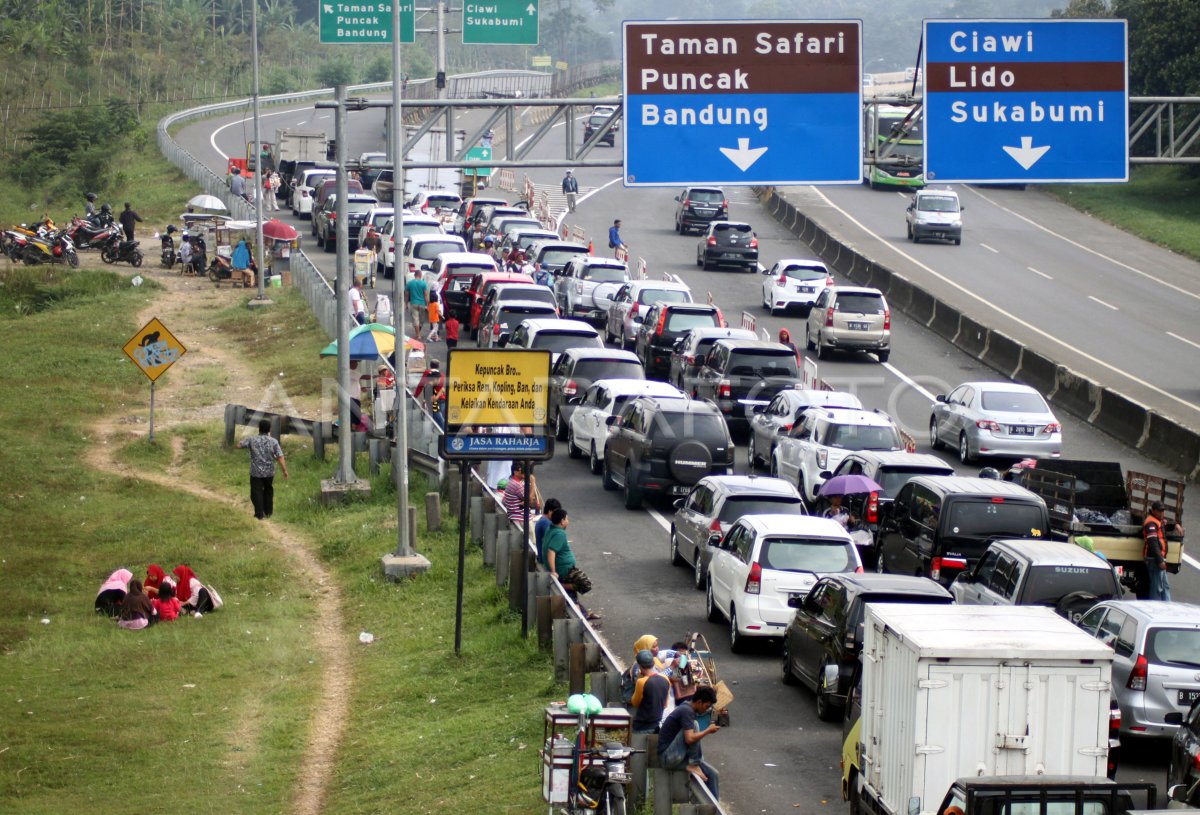 KEMACETAN JALUR PUNCAK JELANG LIBUR TAHUN BARU | ANTARA Foto