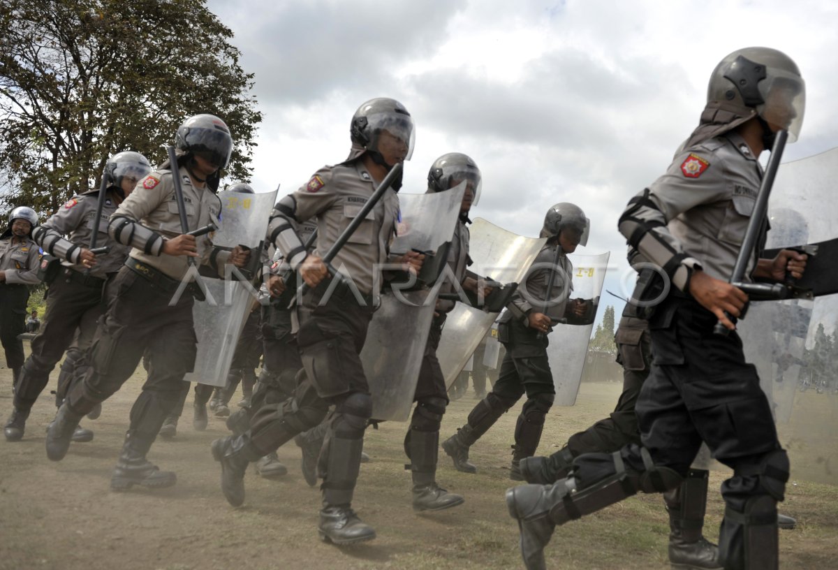 SIMULASI HURU HARA | ANTARA Foto