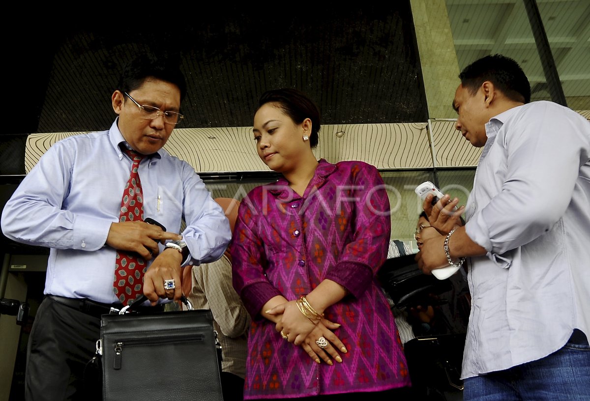 LAPORKAN DUGAAN GRATIFIKASI | ANTARA Foto