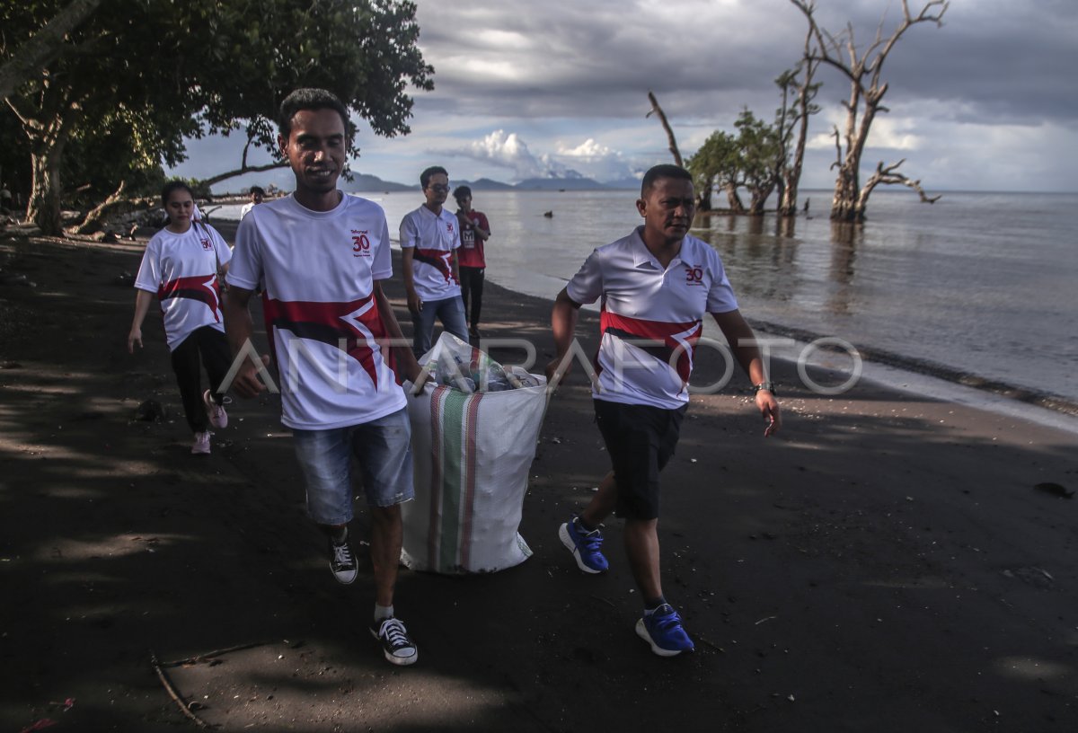 Aksi bersih-bersih sampah di Pantai Kastela Ternate | ANTARA Foto