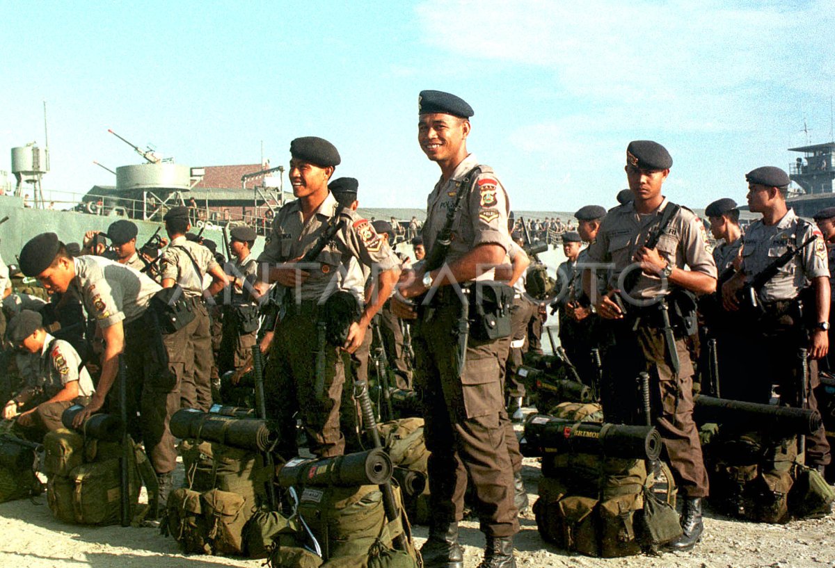 PASUKAN BRIMOB POLRI TIBA DI TIMTIM | ANTARA Foto PASUKAN BRIMOB POLRI TIBA DI TIMTIM | ANTARA Foto