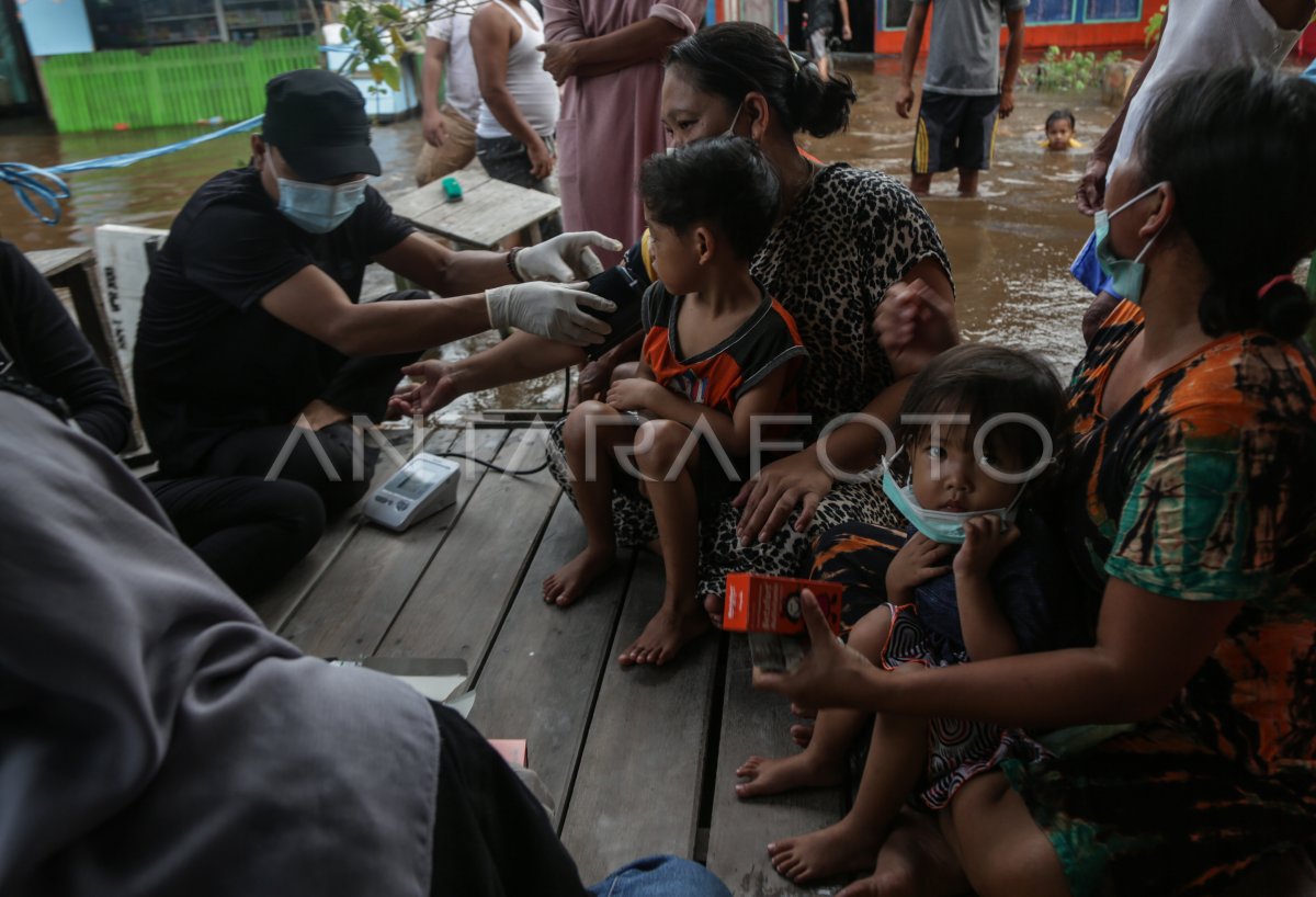 LAYANAN KESEHATAN BAGI KORBAN BANJIR DI DAERAH TERISOLIR | ANTARA Foto