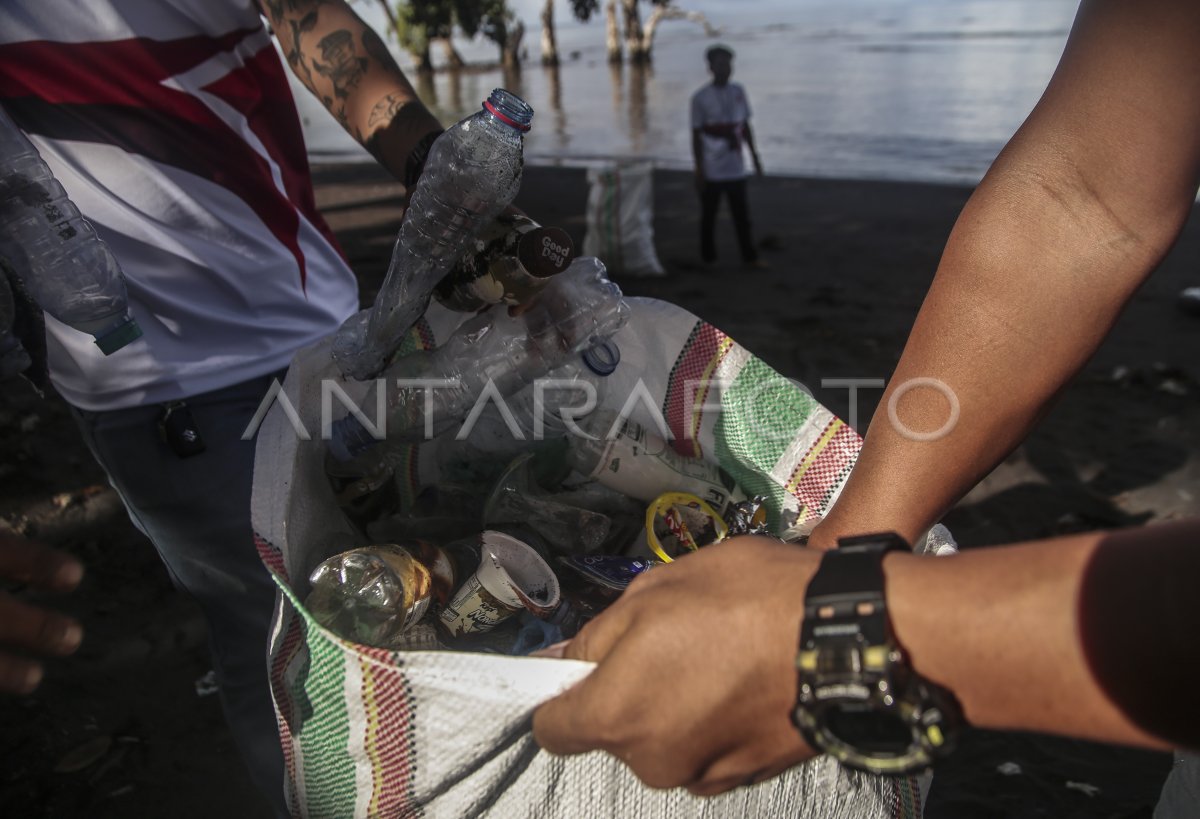 Aksi bersih-bersih sampah di Pantai Kastela Ternate | ANTARA Foto