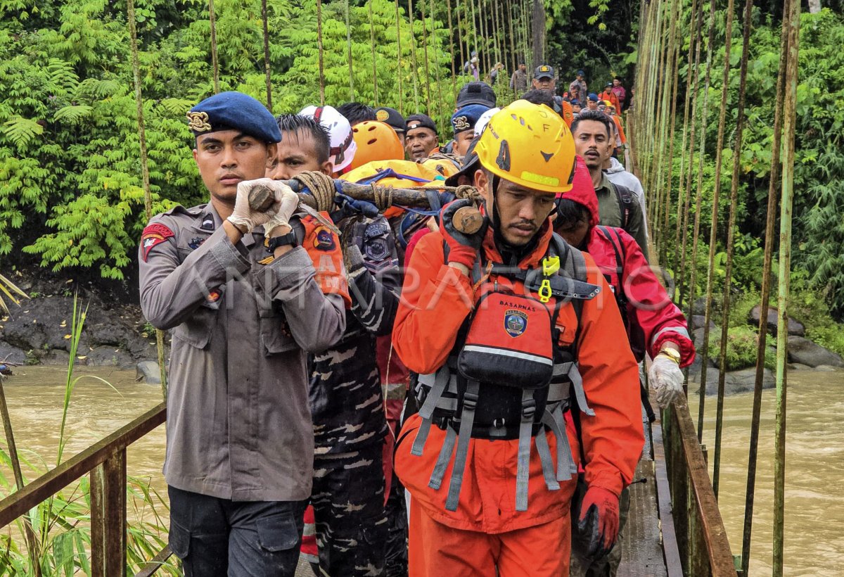Evakuasi korban longsor tambang emas ilegal | ANTARA Foto