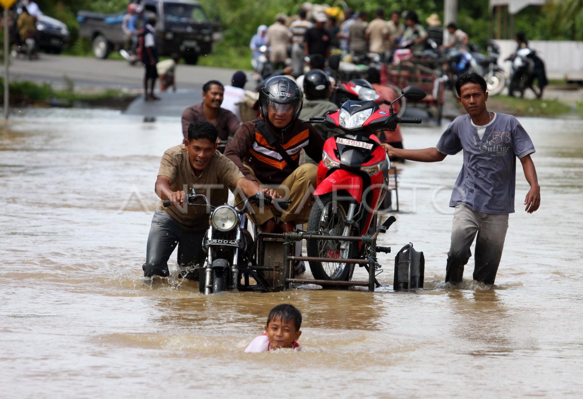 BANJIR LUAPAN SUNGAI | ANTARA Foto
