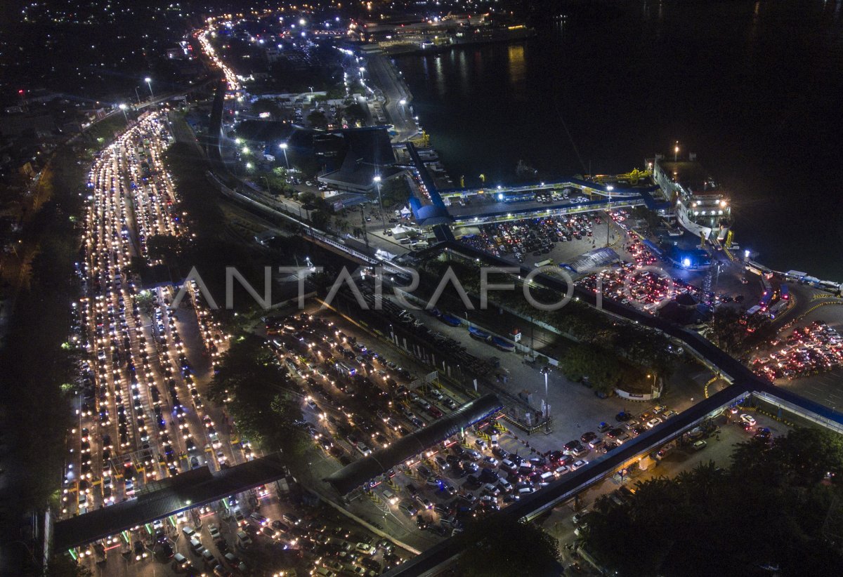 ARUS MUDIK PELABUHAN MERAK | ANTARA Foto
