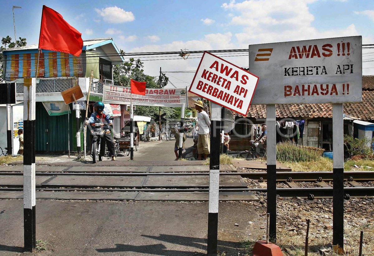 PERLINTASAN KERETA API | ANTARA Foto