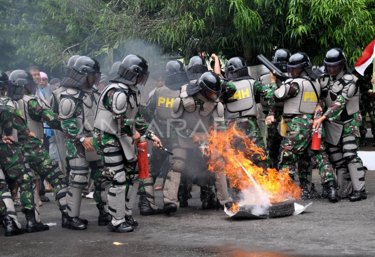 PENANGGULANGAN HURU HARA | ANTARA Foto