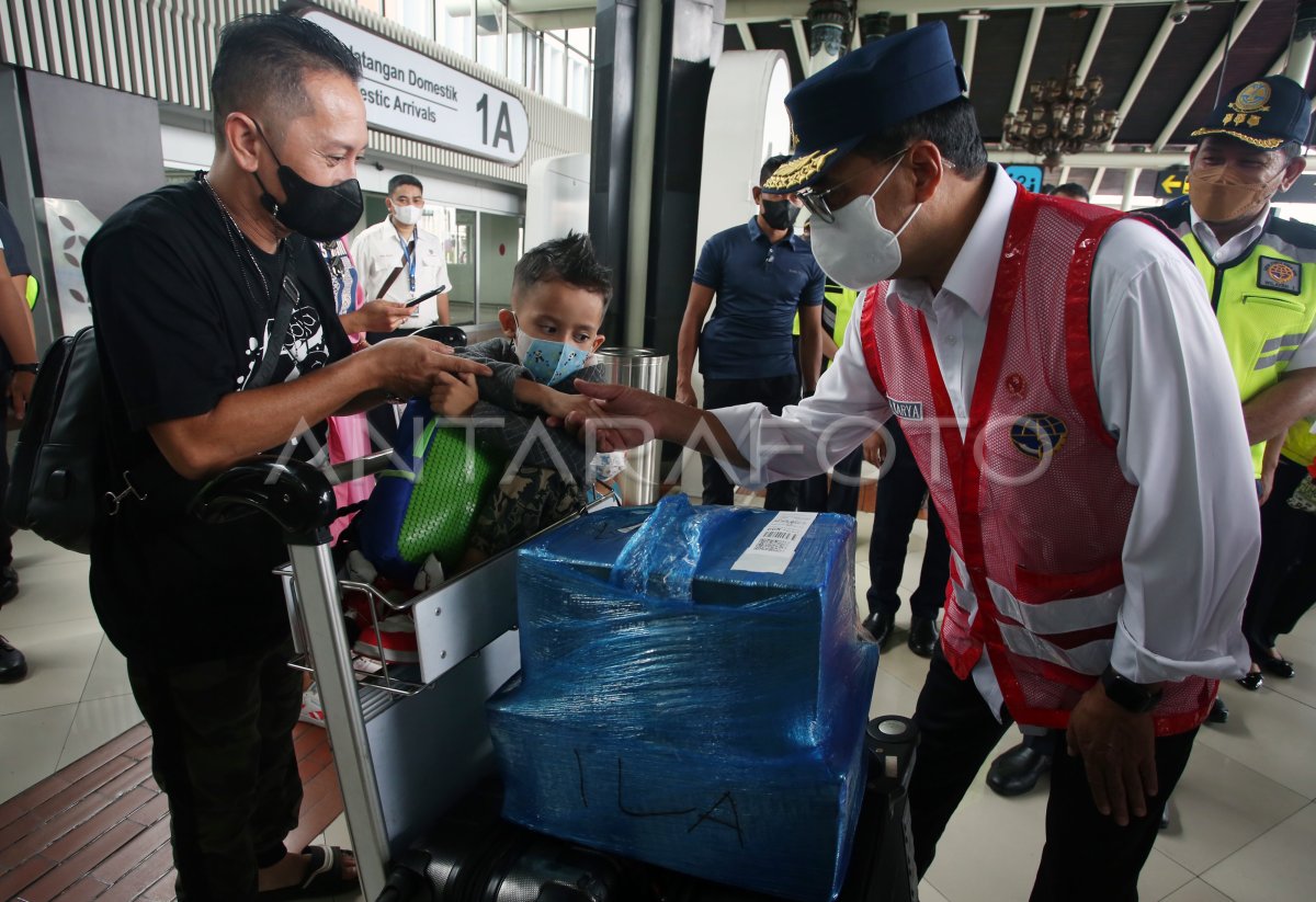 MENHUB TINJAU MUDIK DI BANDARA SOETTA | ANTARA Foto