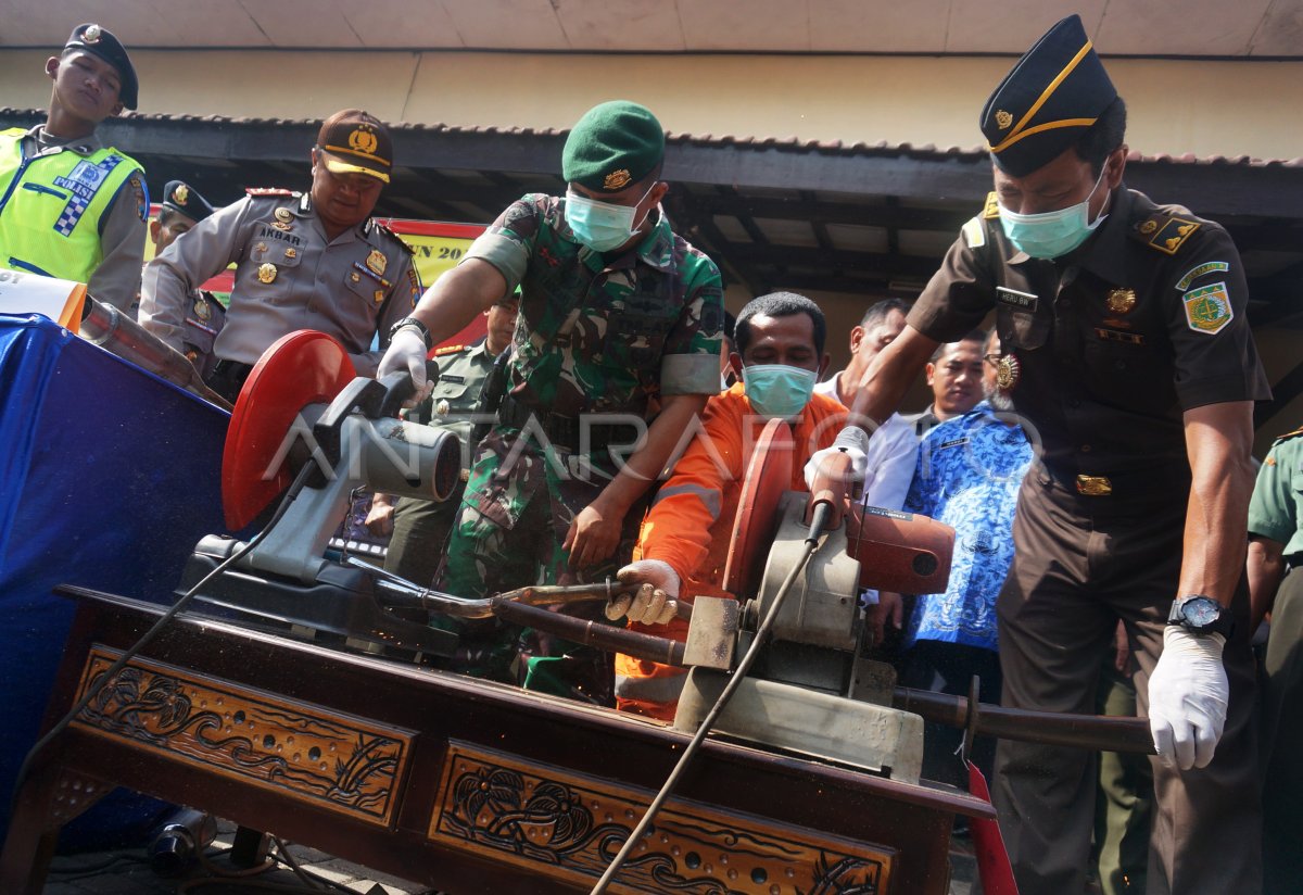 PEMUSNAHAN BARANG BUKTI | ANTARA Foto