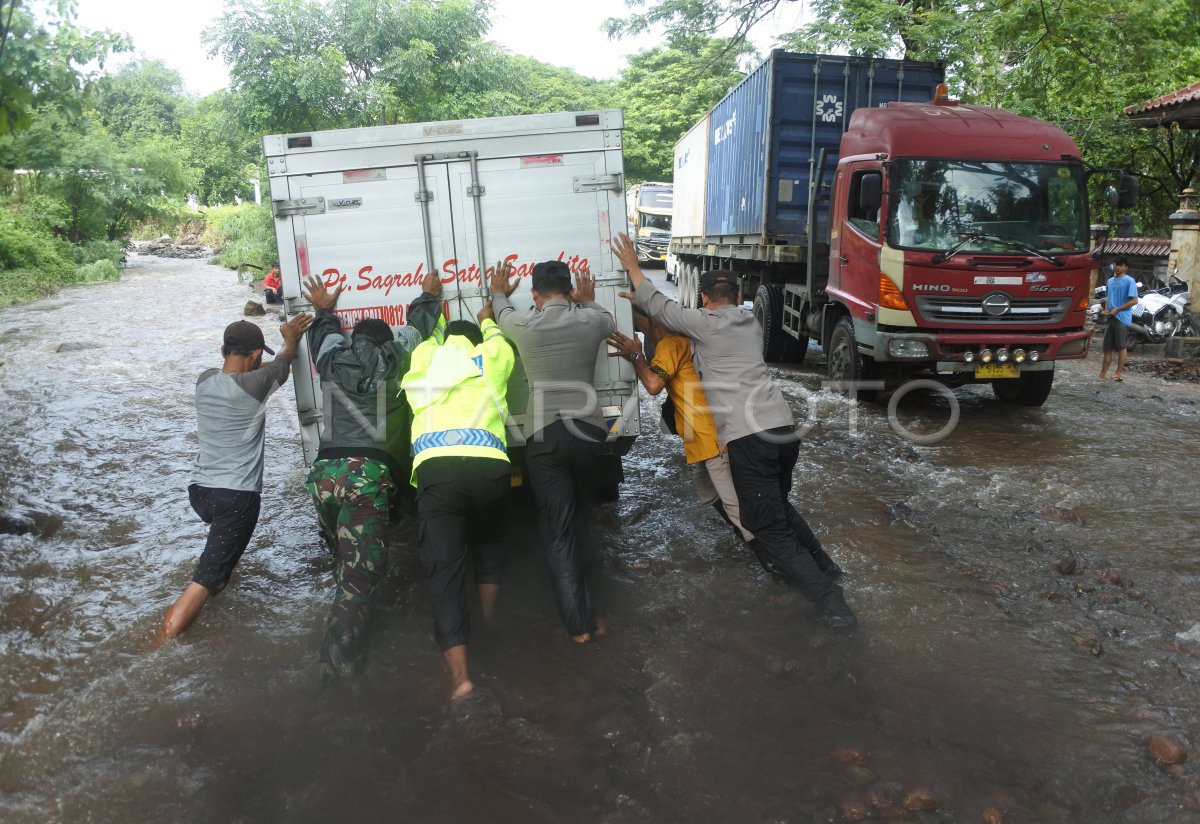 Jalan raya Pantura Situbondo macet akibat banjir | ANTARA Foto