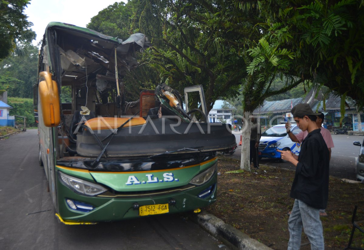 Kecelakaan bus ALS di Padang Panjang | ANTARA Foto