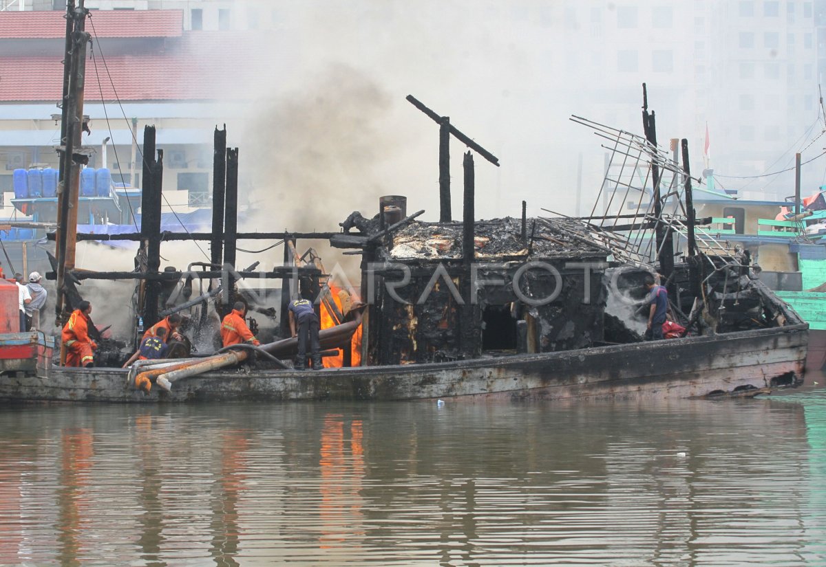 KEBAKARAN KAPAL NELAYAN. | ANTARA Foto