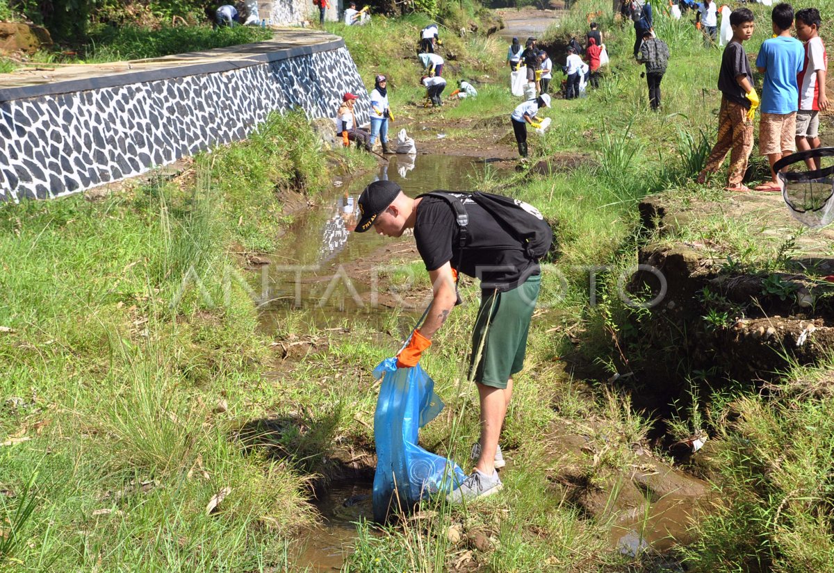 BEBERSIH SUNGAI CILIWUNG | ANTARA Foto
