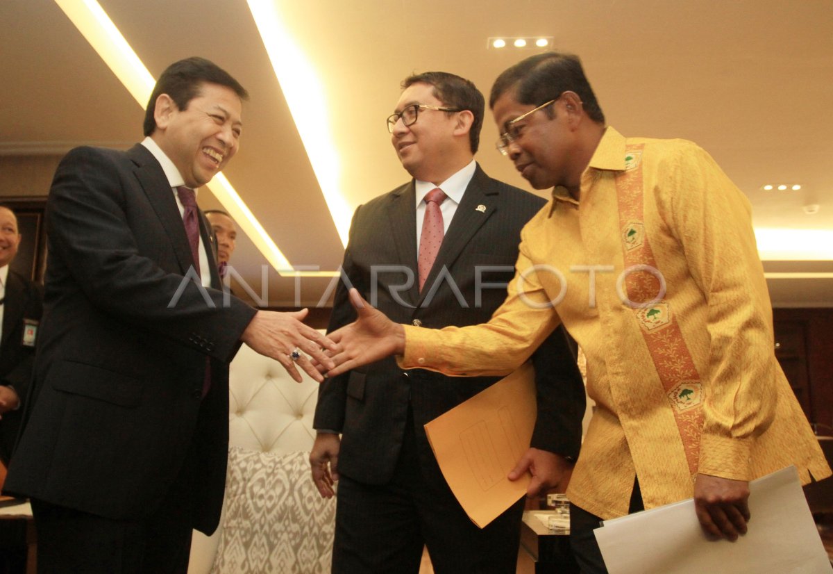 SERAHKAN SURAT MAHKAMAH PARTAI | ANTARA Foto