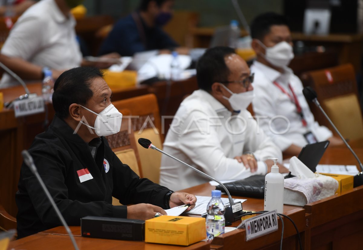 RAKER MENPORA DENGAN KOMISI X | ANTARA Foto