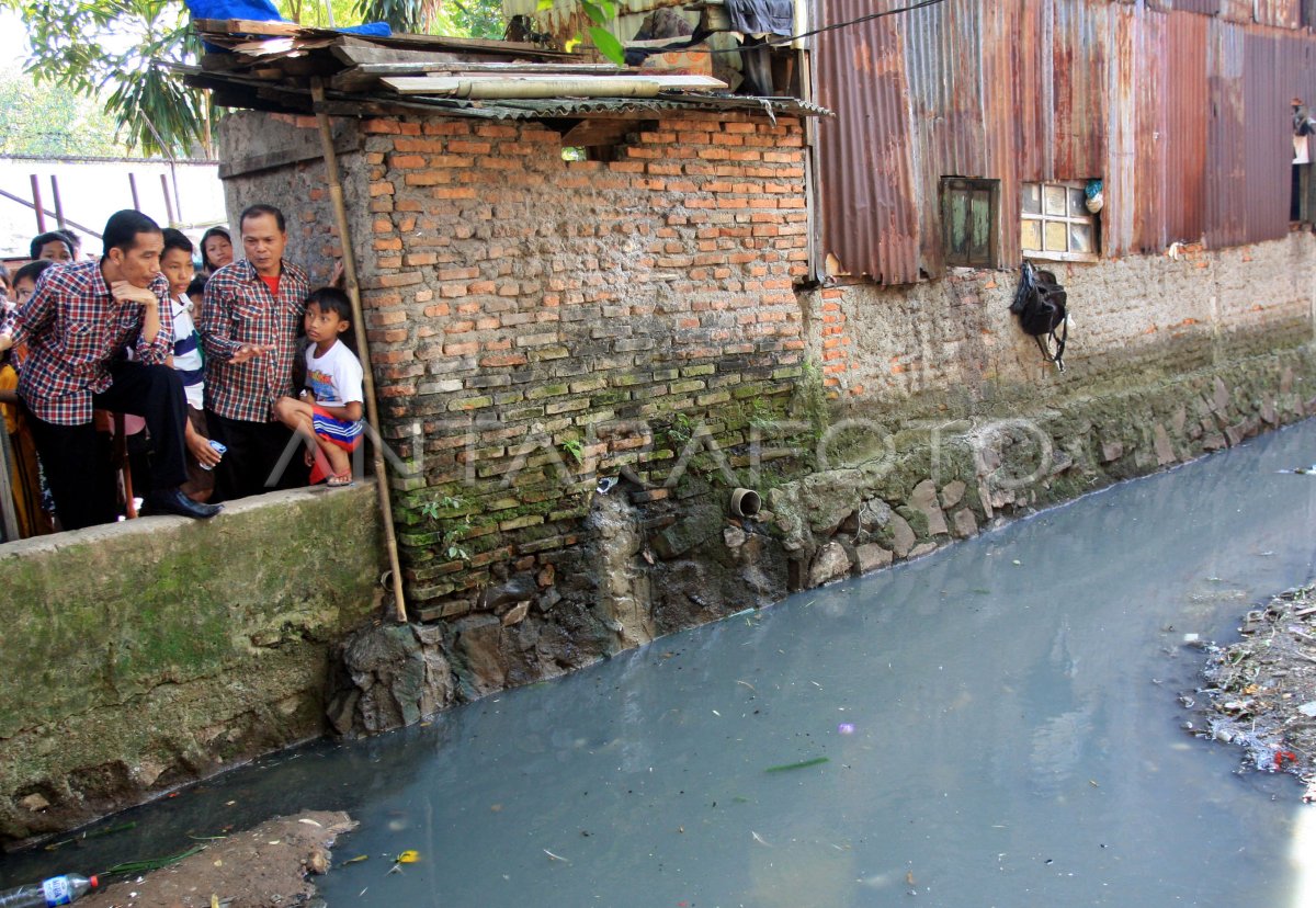 KUNJUNGI KORBAN BANJIR | ANTARA Foto